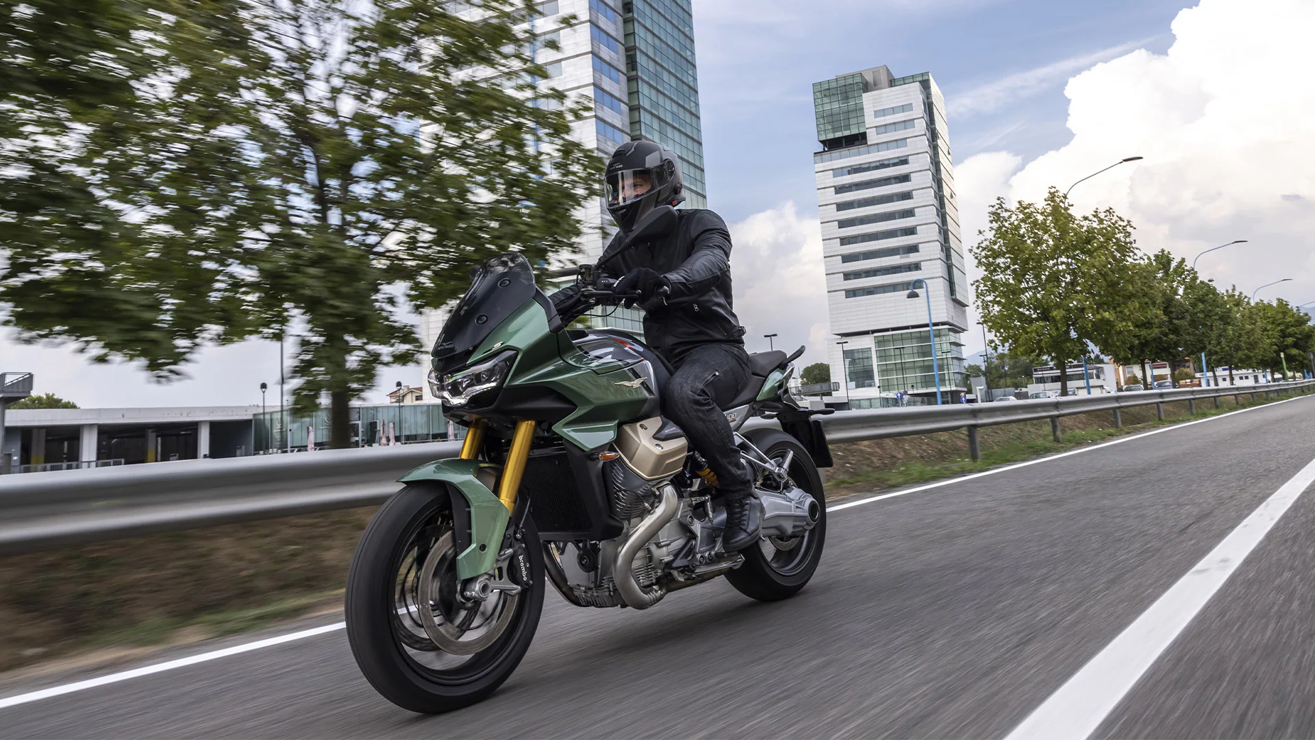 Moto Guzzi V100 Mandello 无惧比较！ Moto Guzzi 中国官方网站